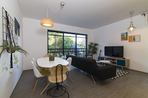 Two Bedroom Apartment with Balcony | Sala de estar | Televisor de ecrã plano de 42 polegadas com canais por cabo, televisor 