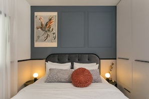 One Bedroom Apartment with Balcony | Secretária adequada para computadores portáteis 