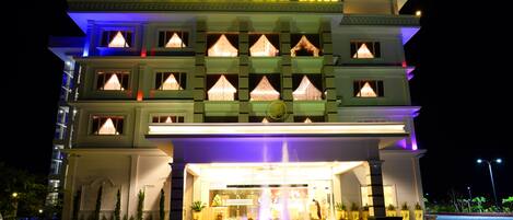 Fachada do alojamento (tarde/noite)