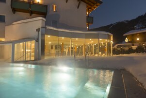 Piscina interna, piscina externa, guarda-sóis, espreguiçadeiras