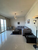 Suite Royal | Sala de estar | Televisor de ecrã plano de 32 polegadas com canais via satélite 