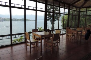 Café da manhã feito na hora todos os dias mediante uma taxa