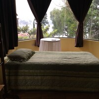 Quarto triplo standard | Escrivaninha, camas extras/dobráveis (sobretaxa), Wi-Fi de cortesia