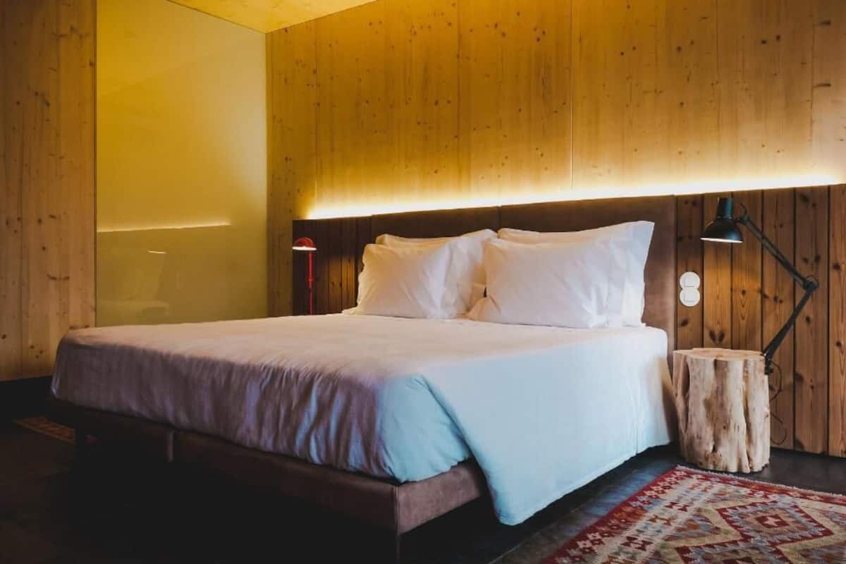 Frigobar, cofres nos quartos, escrivaninha, quartos à prova de som