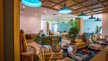 Café da manhã com buffet todos os dias (USD 20 por pessoa)