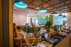 Pequeno-almoço tipo buffet diário (20 USD por pessoa) 