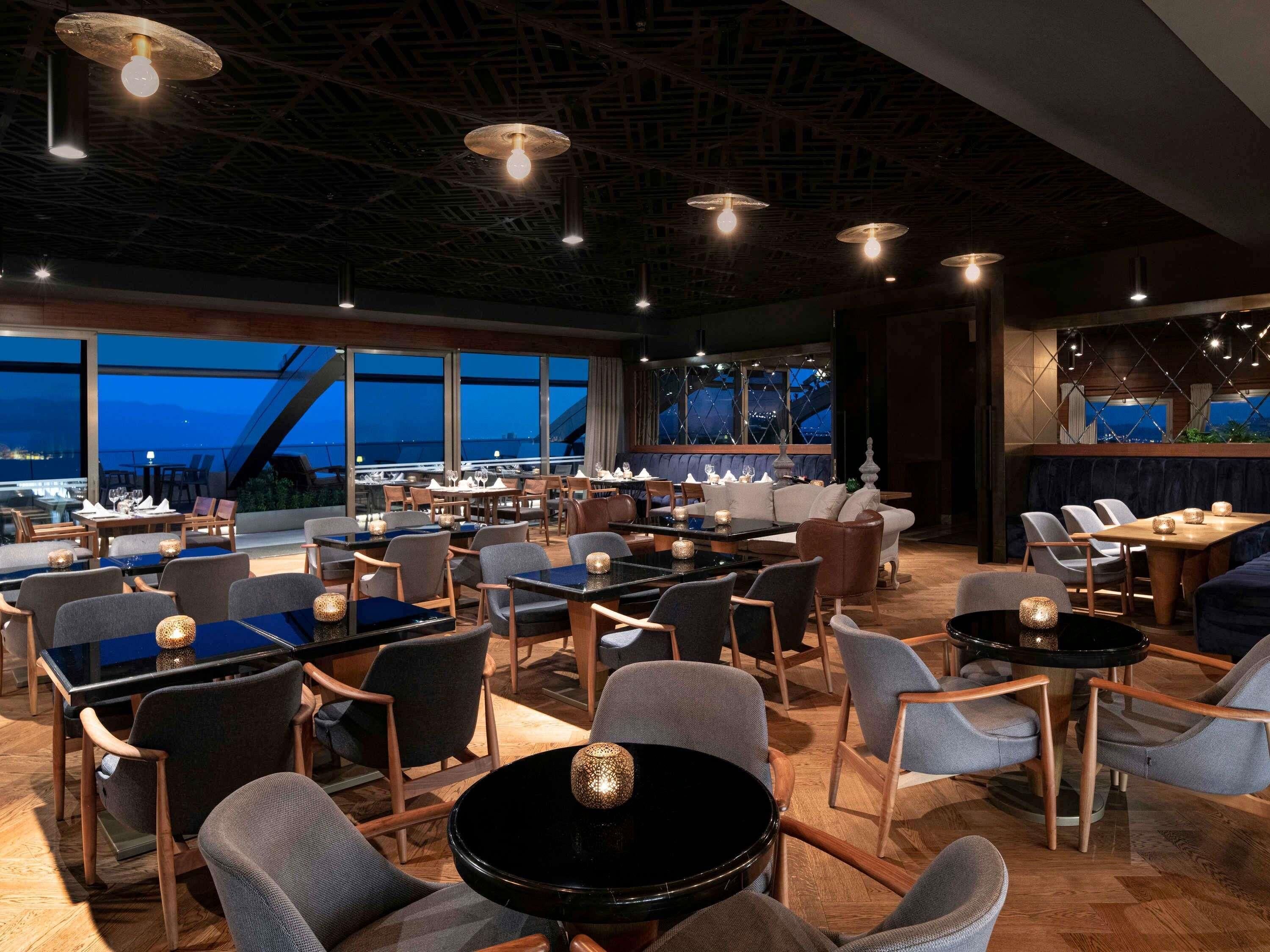 2 bares/lounges 
