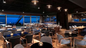 2 bares/lounges