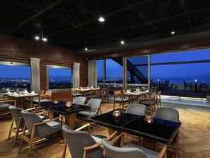 2 bares/lounges 