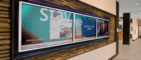 Painel digital com informações sobre Springhill Suites Marriott, incluindo um lounge no hall e Springhill Suites Marriott.