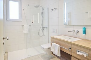 Quarto casal luxo | Banheiro | Chuveiro, produtos de toalete grátis, secador de cabelo 