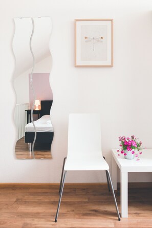 Quarto solteiro conforto | Escrivaninha, ferros/tábuas de passar roupa, Wi-Fi de cortesia