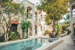 Piscina externa, espreguiçadeiras