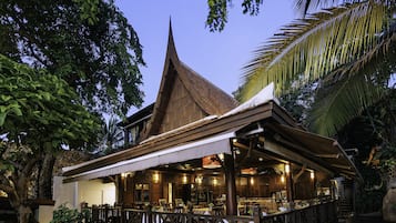 Pequenos-almoços, almoços, jantares servidos, com vista para a praia
