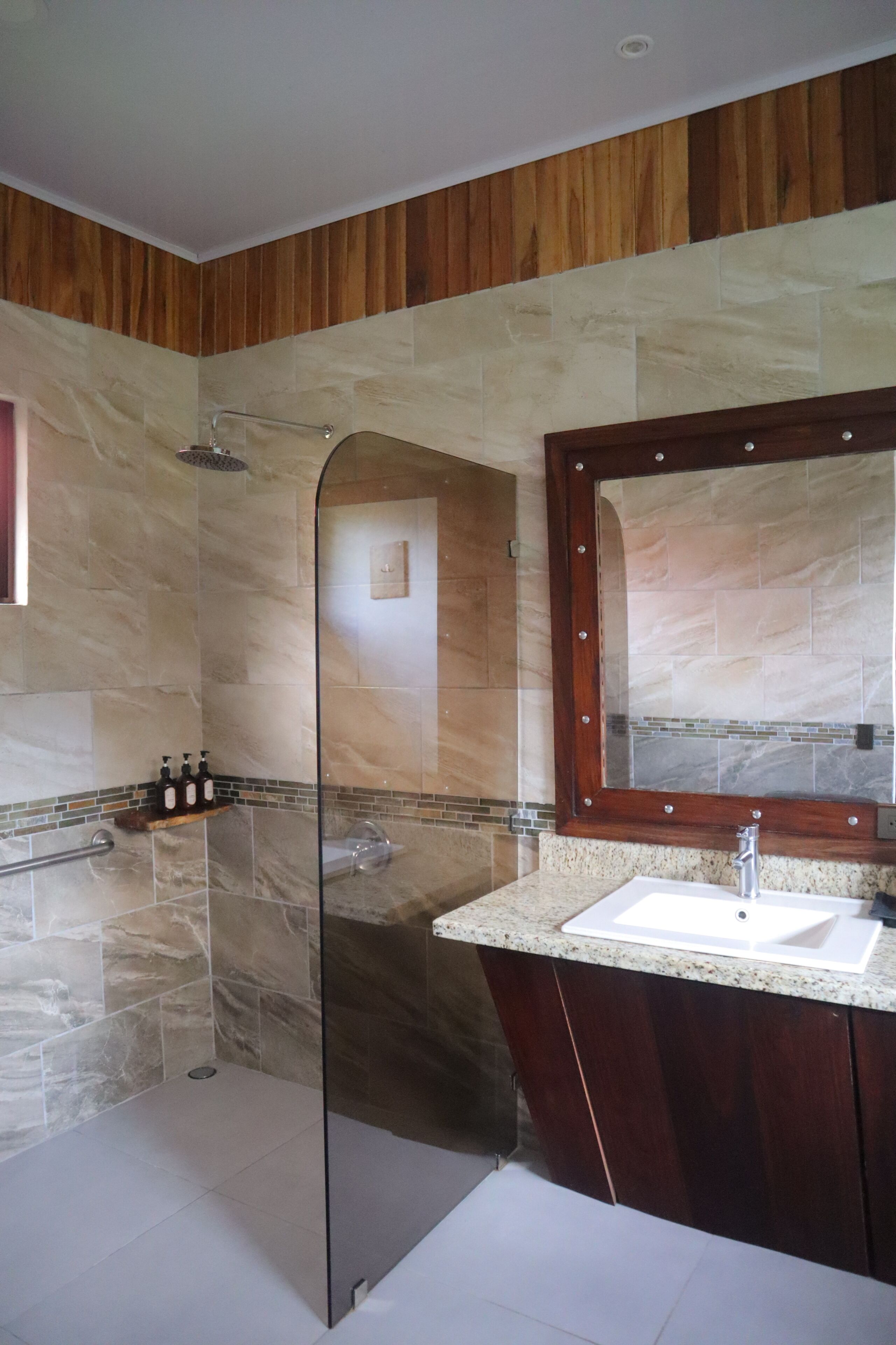 Um polibã, artigos de higiene pessoal grátis, um secador de cabelo 