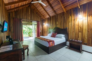 Cabana de Madeira Superior, 1 cama king-size, terraço, vista para o jardim | Minibar grátis, secretária, Wi-fi grátis 