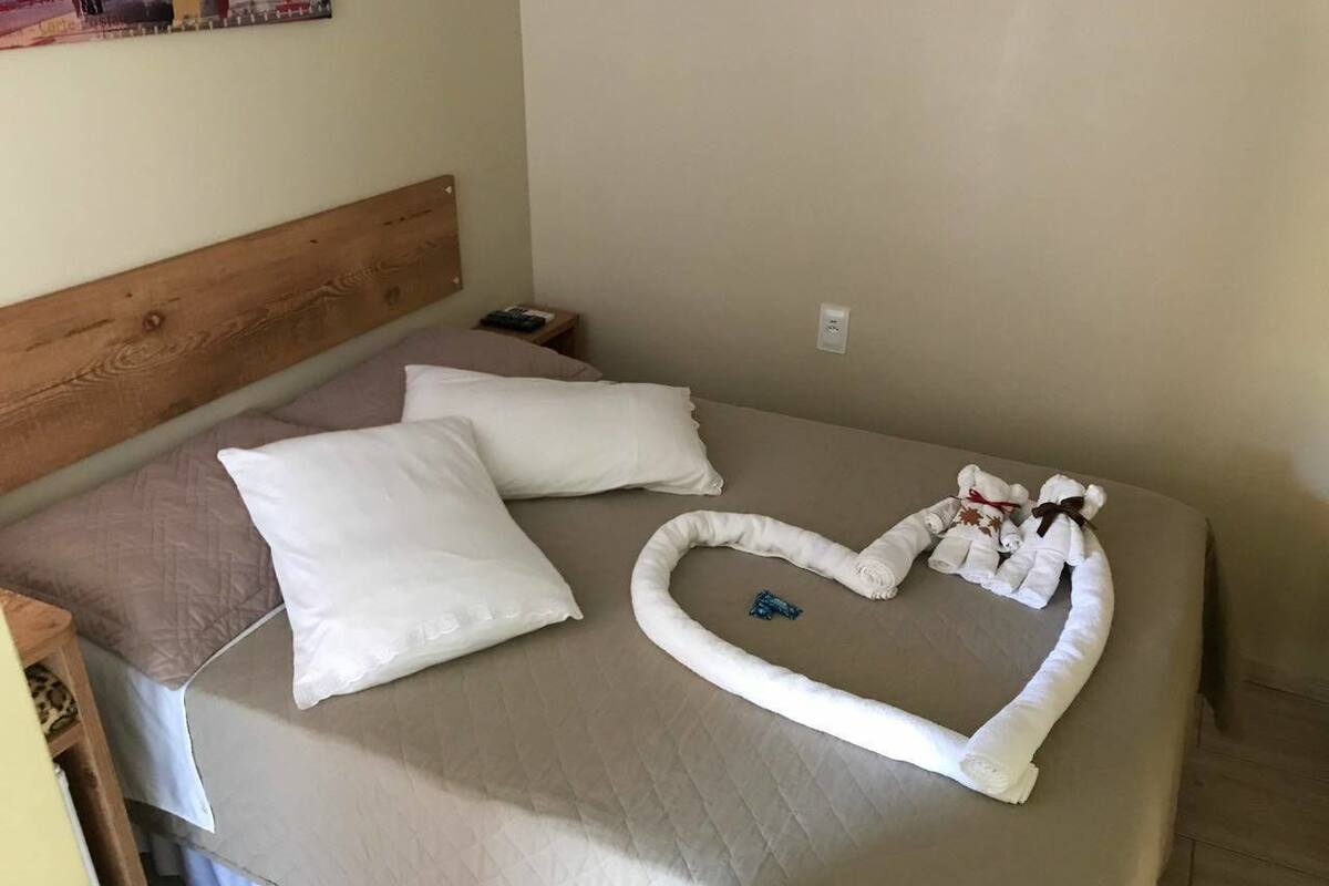 Quarto Triplo Clássico | Minibar, com decoração personalizada, cortinas/cortinados opacos
