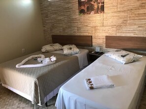 Quarto triplo clássico | Frigobar, individualmente decorados, cortinas blackout