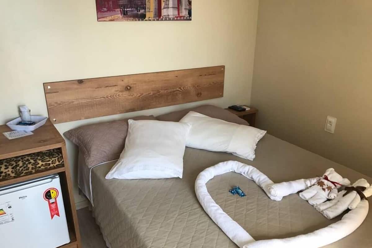 Quarto Clássico com Cama de Casal | Minibar, com decoração personalizada, cortinas/cortinados opacos