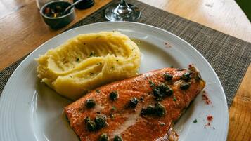 Um prato com salmão e purê de batatas.