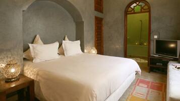 Quarto Superior (Jawahra) | Roupa de alta qualidade, cofre no quarto, ferro/tábua de engomar