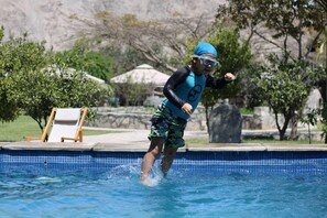 Piscina exterior, espreguiçadeiras