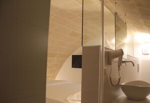 Quarto Duplo Tradicional (Grotta) | Casa de banho | Um polibã, artigos de higiene pessoal grátis, um secador de cabelo 