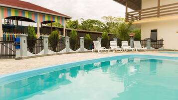 Piscina exterior, da(s) 10:00 à(s) 22:00, espreguiçadeiras