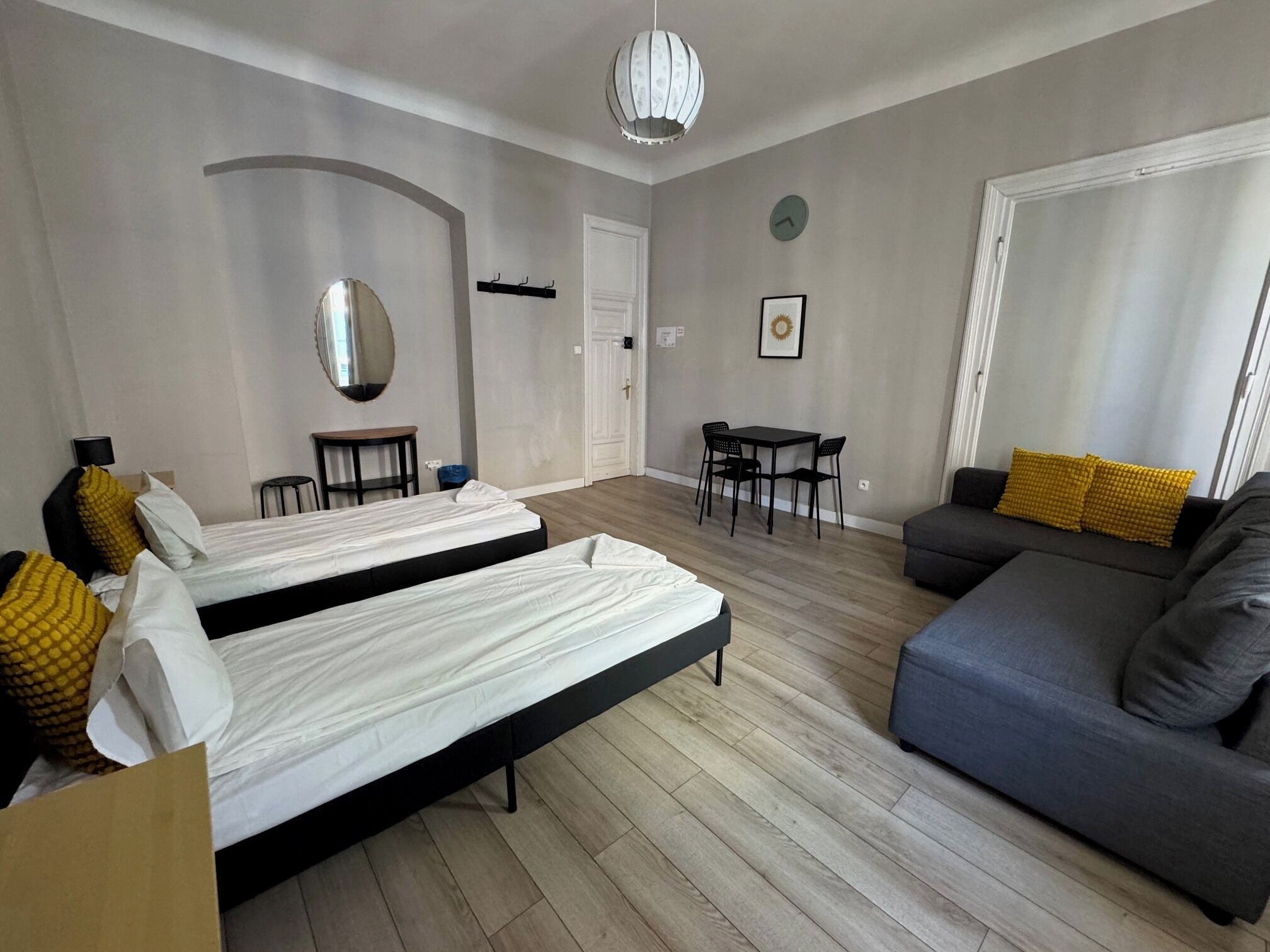 Quarto Triplo Familiar, várias camas | Cofre no quarto, ferro/tábua de engomar, Wi-fi grátis 