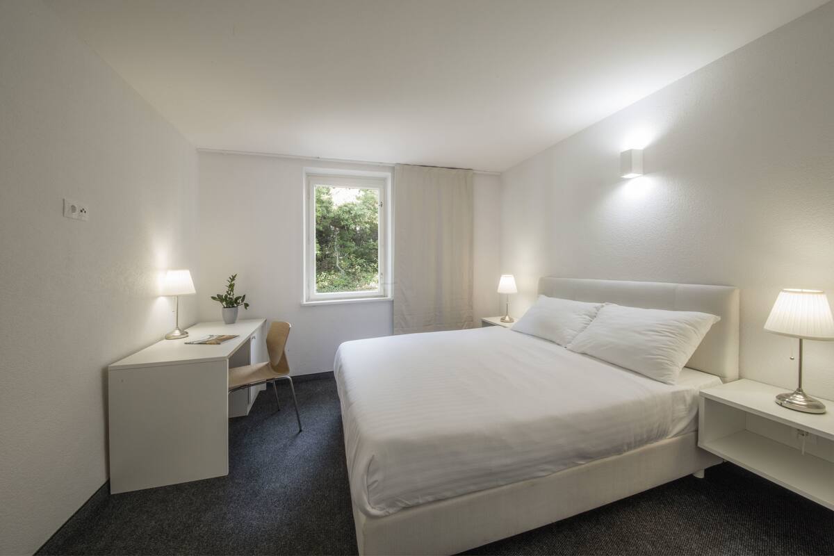 Quarto casal, sacada, vista parcial para o mar | Escrivaninha, Wi-Fi de cortesia