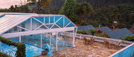 Piscina interior, da(s) 9:00 à(s) 18:00, guarda-sóis, espreguiçadeiras