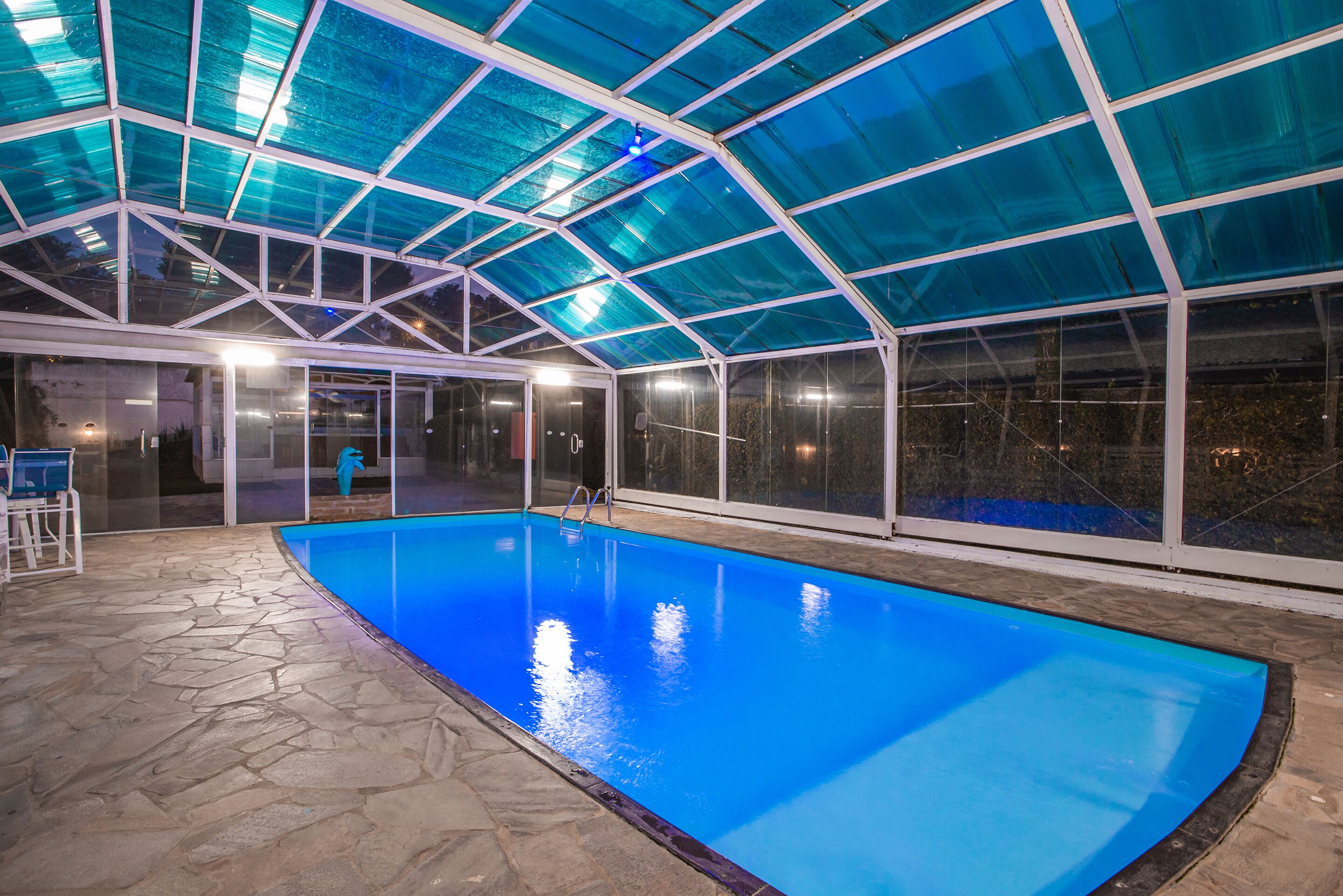 Piscina interna, funciona das 9h às 18h, guarda-sóis, espreguiçadeiras