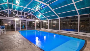 Piscina interna, funciona das 9h às 18h, guarda-sóis, espreguiçadeiras