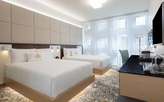 Quarto Deluxe, 2 camas queen-size (450 SQFT  42 SQM) | Roupa de alta qualidade, camas de colchão viscoelástico, minibar 