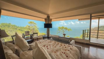 Suite Romântica, banheira de hidromassagem, vista para o oceano | Lençóis de algodão egípcio, roupa de alta qualidade, minibar