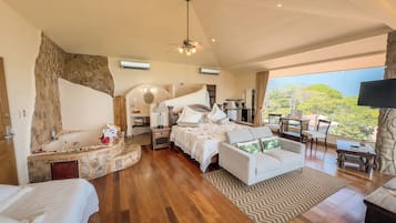 Suite Romântica, banheira de hidromassagem, vista para o oceano | Lençóis de algodão egípcio, roupa de alta qualidade, minibar