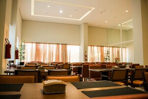 Café da manhã com buffet grátis todos os dias