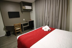 1 quarto, frigobar, escrivaninha, espaço de trabalho para notebook