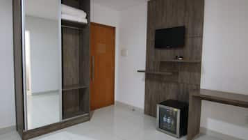 1 quarto, minibar, secretária