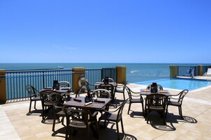 2 piscinas exteriores, uma piscina aquecida, espreguiçadeiras 