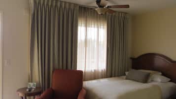 Quarto Standard, 2 camas de casal | Secretária, cortinas/cortinados opacos, ferro/tábua de engomar