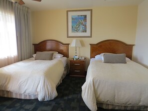 Quarto Standard, 2 camas de casal | Secretária, cortinas/cortinados opacos, ferro/tábua de engomar 