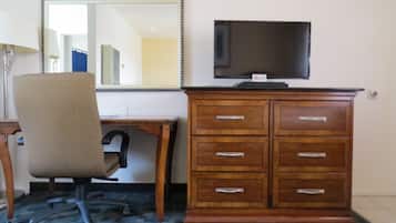 Quarto Básico, 1 quarto | Secretária, cortinas/cortinados opacos, ferro/tábua de engomar