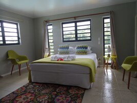 Quarto, casa de banho anexa (Double) | Cofre no quarto, com decoração personalizada