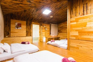 Quarto família, várias camas | Edredons de pluma, individualmente decorados, individualmente mobiliados