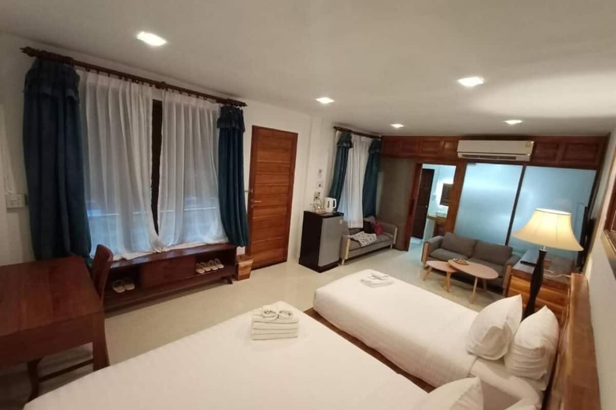 Quarto Familiar, 1 quarto | Minibar, secretária, cortinas/cortinados opacos, quartos insonorizados