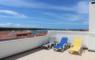 Terraço com espreguiçadeiras