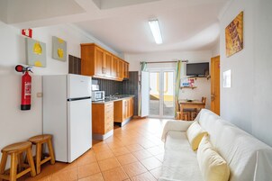 Apartamento, 1 quarto | Cozinha privada | Um frigorífico, um micro-ondas 