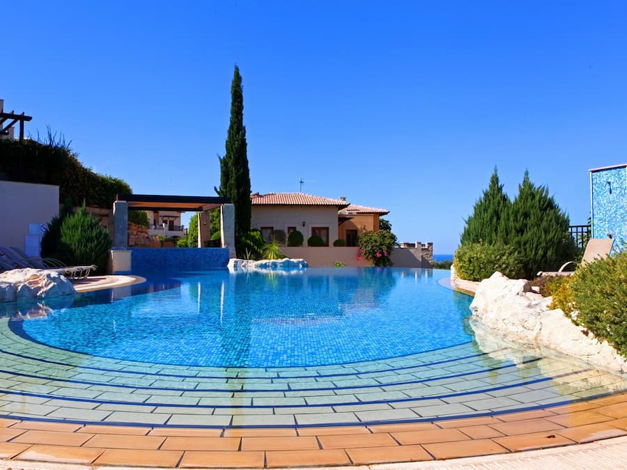 5 piscinas exteriores, guarda-sóis, espreguiçadeiras