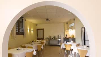 Café da manhã com buffet grátis todos os dias